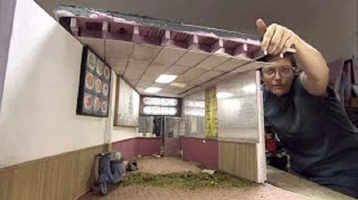 这才是艺术家,打造了一个房间模型,这样看上去,分辨不出真假