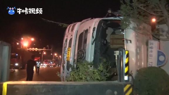 渣土车深夜翻车,将绿化带大树连根拔起,司机受伤交通受堵