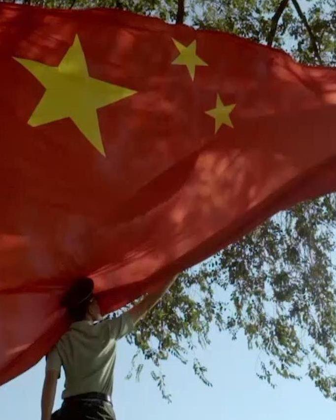 【国旗升旗手是怎样炼成的】在故宫午门外东侧的国旗护卫队驻地中,...