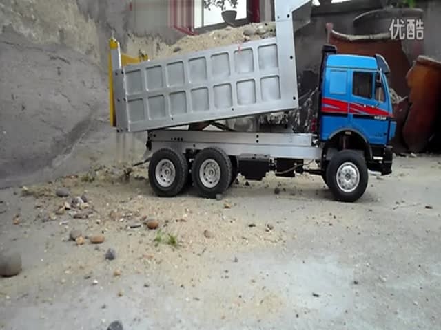 田宫模型。田宫金属蓝奔驰翻斗车卸沙。