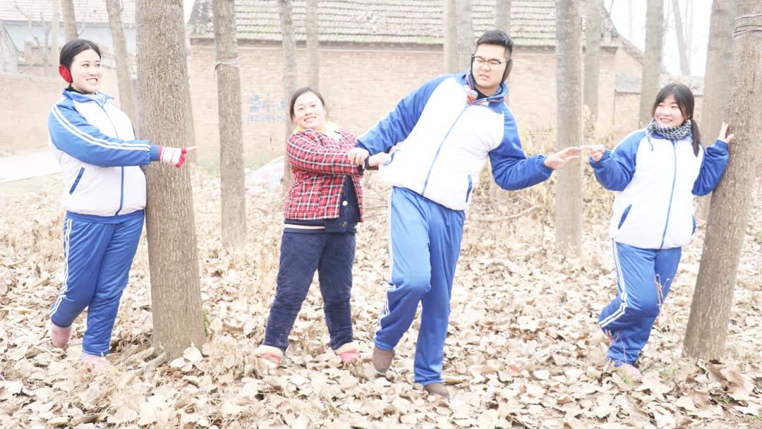 童年:小伙伴玩“摘苹果”游戏,几个人玩的好开心,摘苹果真好玩