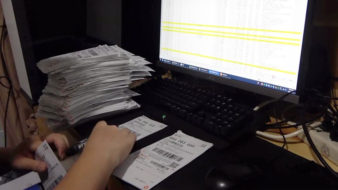 今天又到了3000件货,连夜打印1500张快递单,明天都能把货发掉