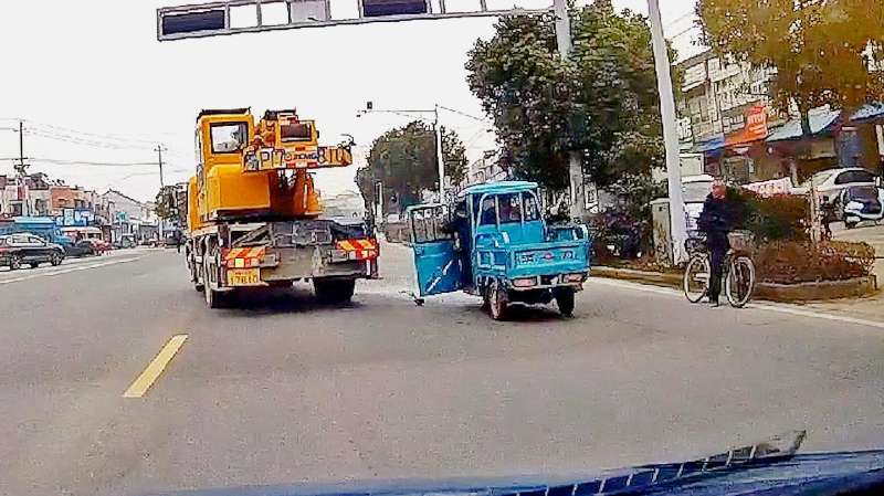 三轮车转弯撞上工程车,人没受伤已经很幸运了,交通事故合集2019
