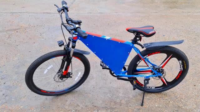 自行车改电动车,电瓶装在大梁里,这个创意不错