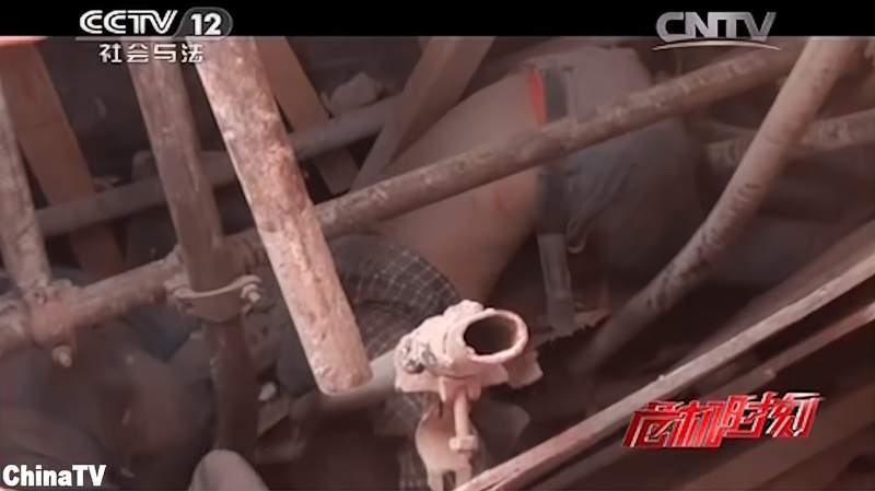 脚手架坍塌!两名年轻民工从15楼跌至2楼!被困钢管下命悬一线!