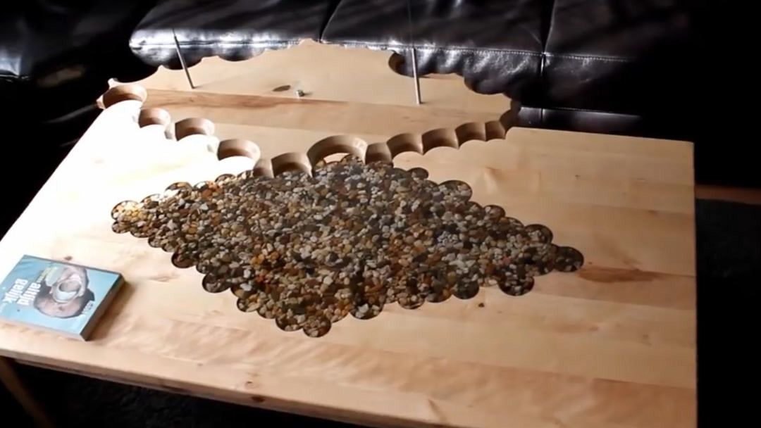 用沙子和碎石如何制作一张桌子?老外改造木板,自制发光木桌