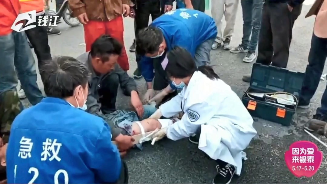 电动三轮车疑似闯红灯 遭遇车祸一车9人都受伤