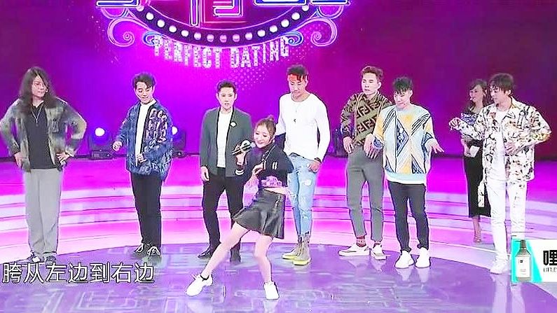职业舞蹈运动员专业表演惊艳全场,结果男生们现场模仿丑态百出