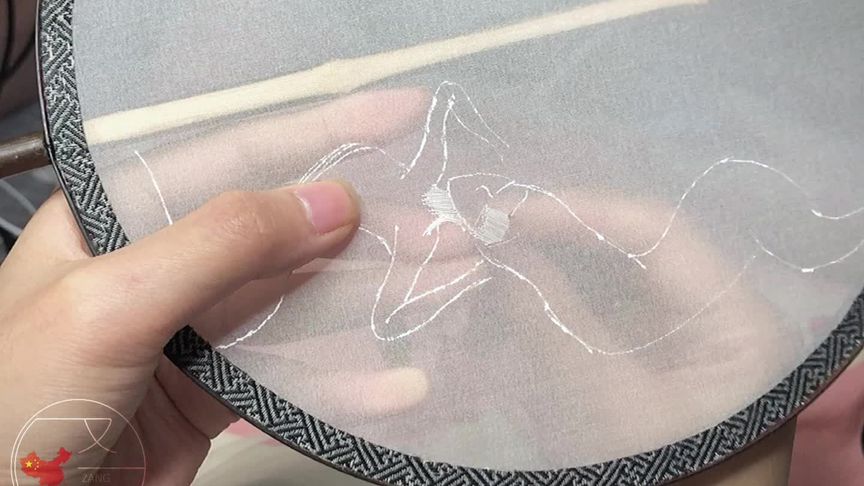 当一个图案实在画不下去了,先画在布上绣起来,赶鸭子上架