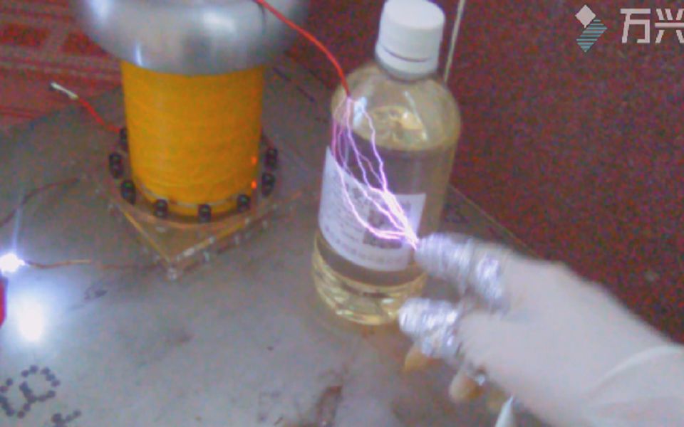 十万伏特高压电 VS 绝缘体