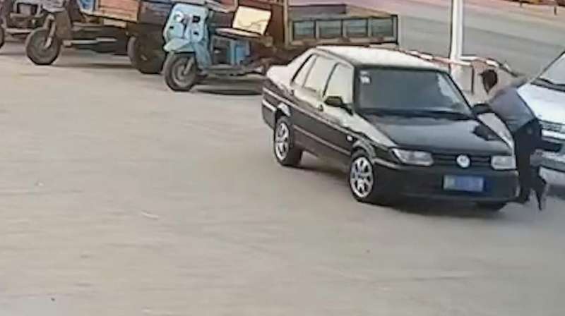 拦车!破窗!撞车!民警抓捕毒犯现场视频曝光 惊险程度堪比大片