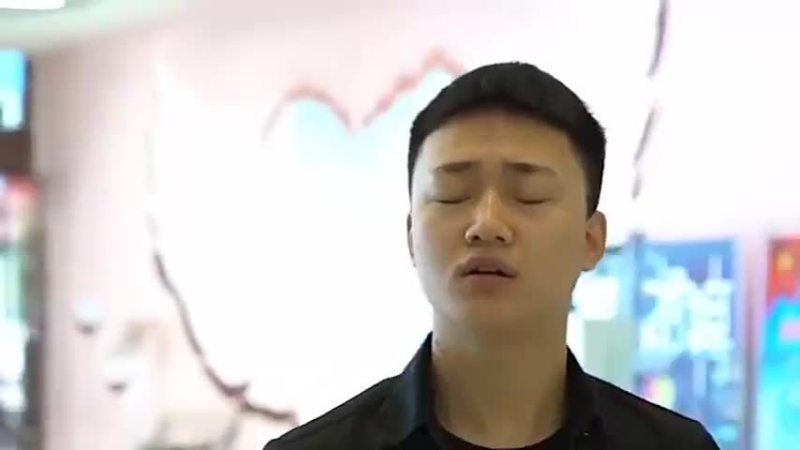 丈夫遭遇意外腿瘸了,妻子帮助别的男人欺负他,却不知他身份尊贵