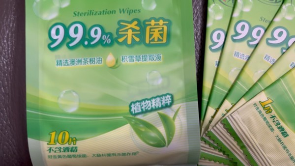 不含酒精的消毒湿巾很适合小孩子
