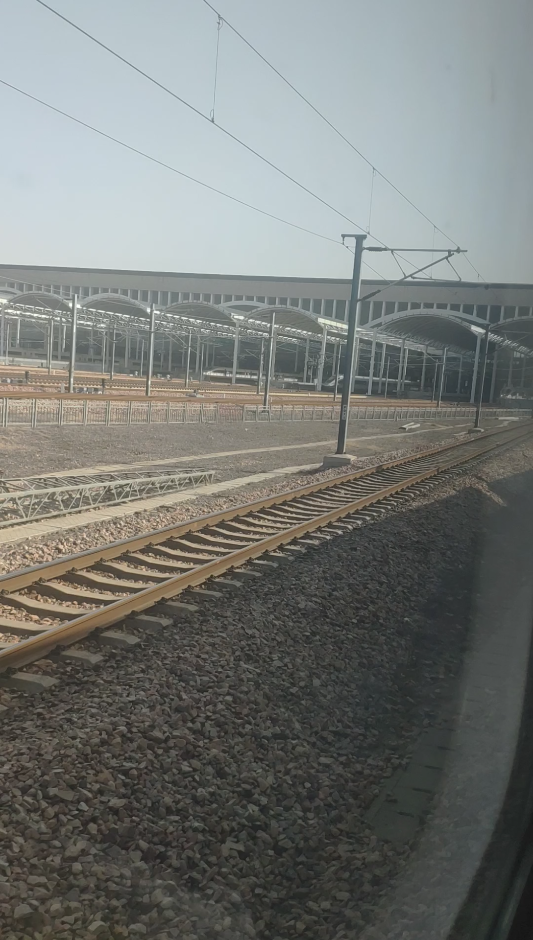 K2285次列车进石家庄站侧窗视角