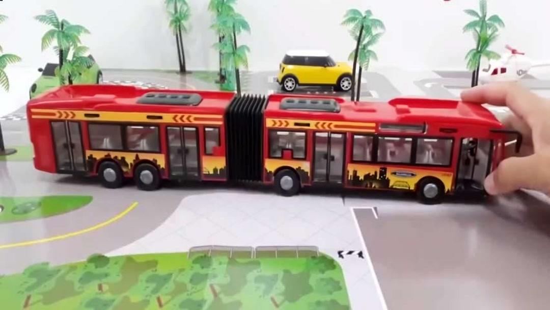 城市模型长长的红色公交汽车