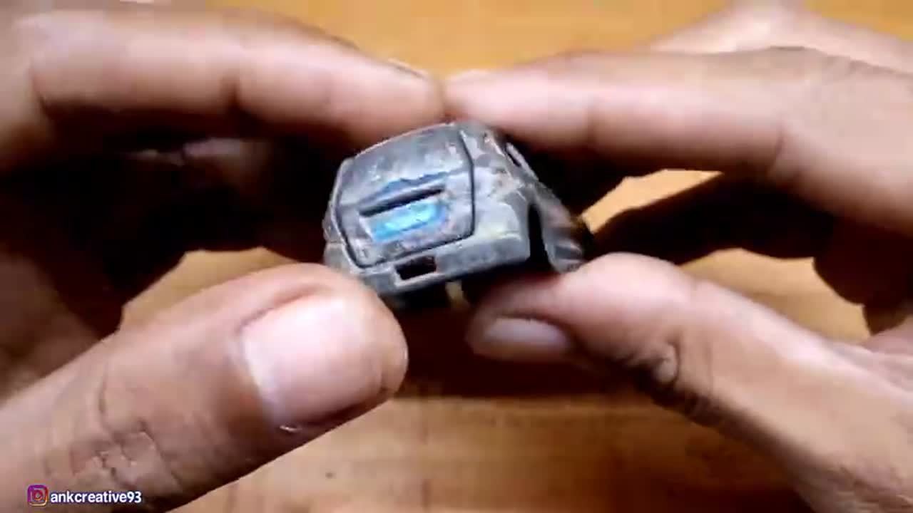 一辆只剩下壳的汽车模型,硬是给修复成一辆完整的,真是高手啊!