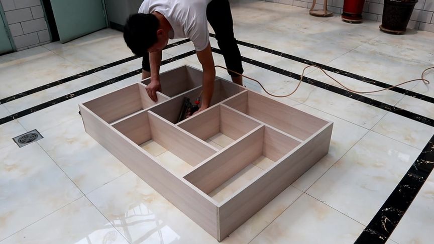 这样的柜子网上卖七八百,木工做下来才四百不到,板材还是实木!