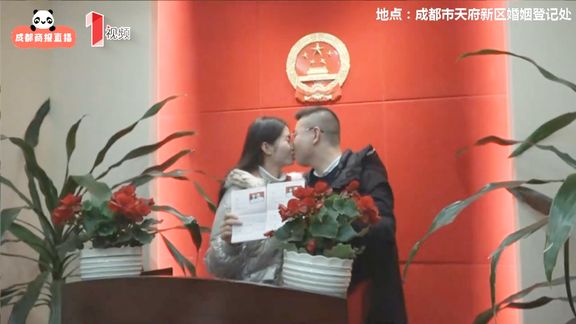 我酸了,成都情侣情人节登记结婚排长龙,来感受甜蜜暴击