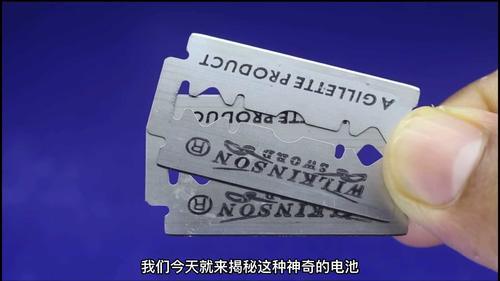 用两个塑料杯制作简易电池,连接灯泡后真的亮了,简直不可思议