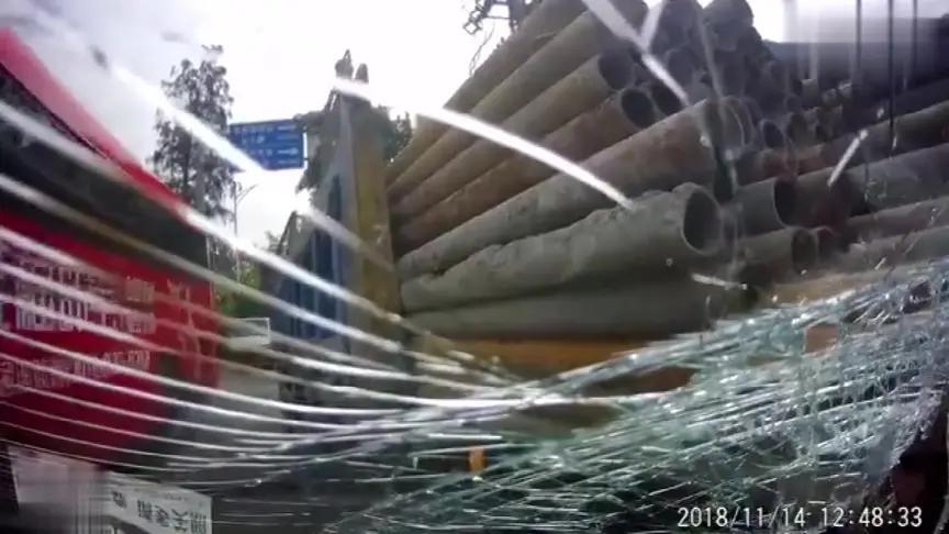大家一定要远离这种拉管大货车,隔屏幕都能听到挤碎玻璃的刺耳声