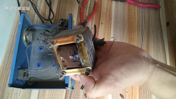 垃圾堆捡到一个升压降压调压器,拆开看看只能卖废铜了