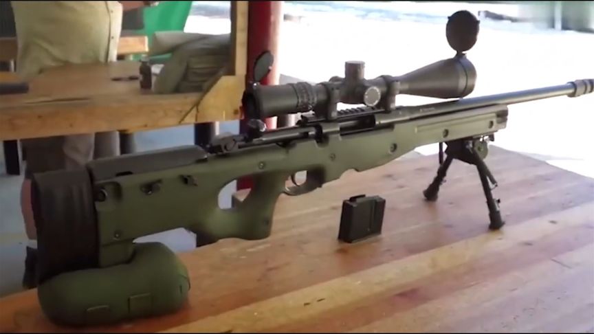 吃鸡中一枪一个的AWM,在现实中射击,狙击镜内是这样