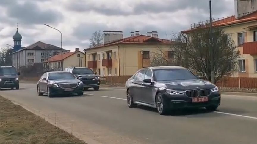 现场:俄罗斯代表团车队抵达第三轮俄乌谈判地,北京时间22时开始