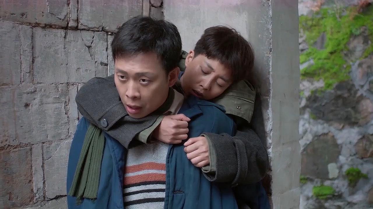 鸡毛飞上天:张译背殷桃逃跑,却意外发现殷桃是女的!