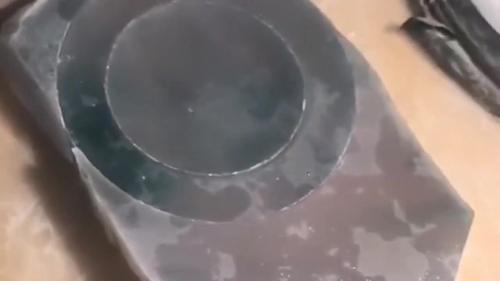 福建一块普通的翡翠原石,在工匠的打磨下变成翡翠手镯,价格依然承受...