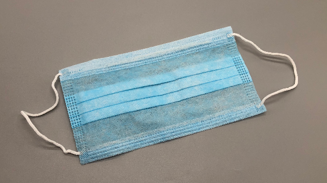 才知道,一次性口罩的正确戴法,很多人一直戴错了,学起来