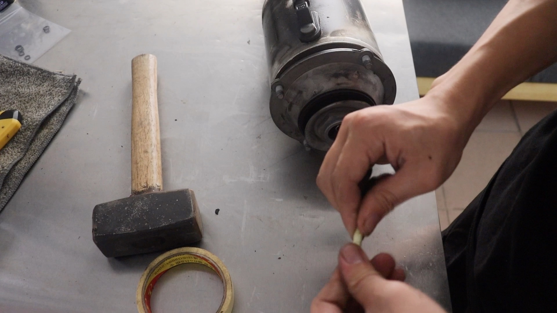 ...宝马就怕大众下面带字母,今天给大家分享大众辉腾前减震的维修过程