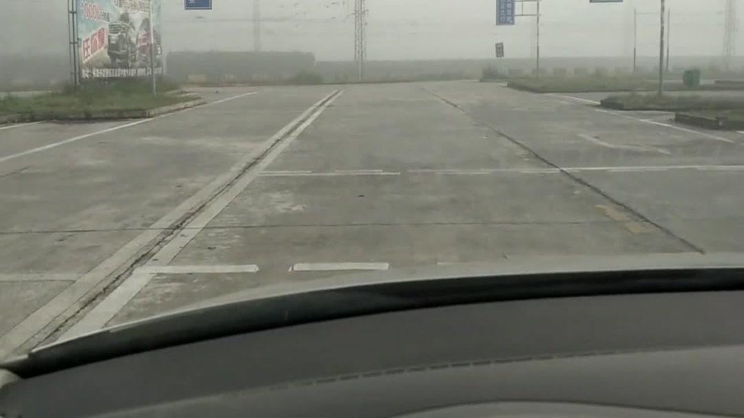 如何判断车行驶在道路正中间,用这个方法,新手很快掌握