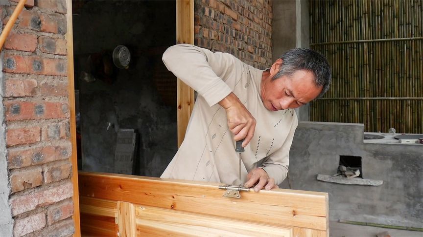 桃子470元网购的实木门,老爸亲自上阵安装,整体效果毫无违和感