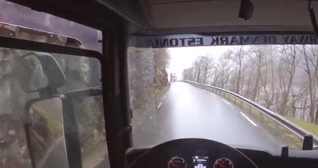 这么窄的道路会车都困难,斯堪尼亚卡车