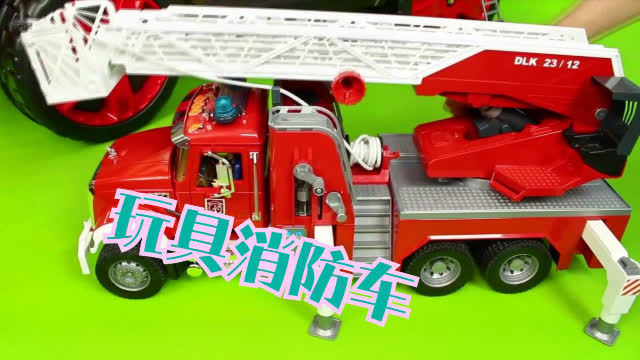 拆装消防员的工作服,里面有灭火器,还有各种装备,真齐全