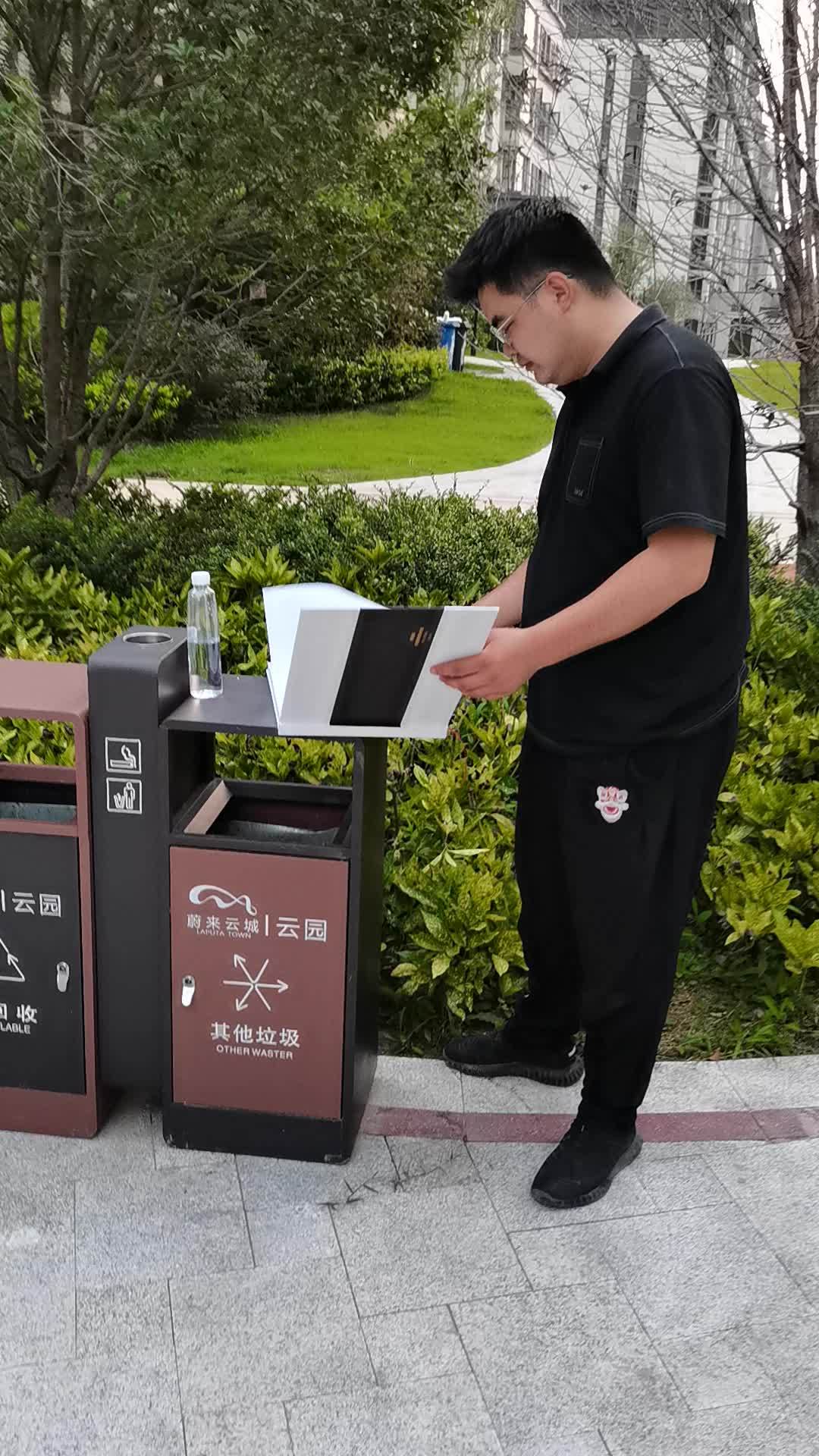 忙碌中的大白!晚上了来工地设计交底 #郑州设计师 #装修 #本末设计 #...