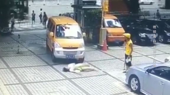 女子猛将娃推向车身又躺车前倒地打滚 司机吓得连连倒车