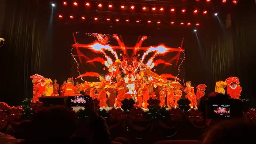 幼儿园圣诞演出舞龙舞狮