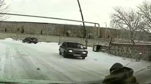 小伙微微一笑,现在车不用自己修了,监控记录下惊险一幕