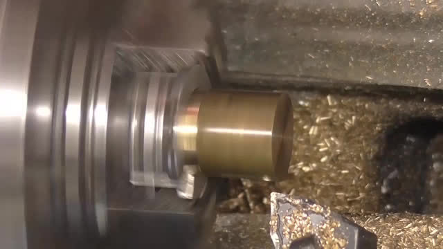 拿来一根铜棒,用车床加工一个读卡器,成品让人爱不释手