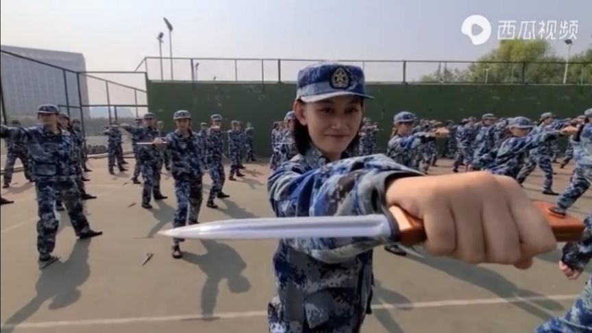 高中学生演练水果刀防身术