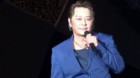王杰演唱会上,再诉与黄家驹往日情缘,含着泪光唱《海阔天空》