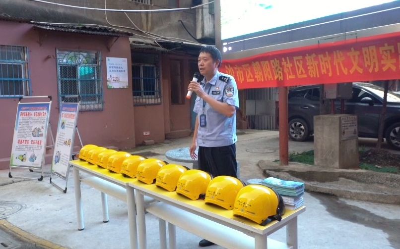 荆州交警“百日行动”交通安全宣传进社区