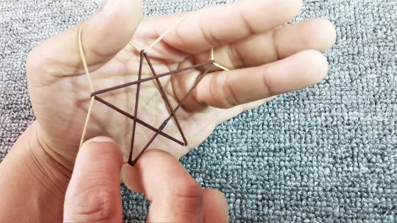 教你用橡皮筋翻出一个五角星,8090后很多都玩过,现在很少人会
