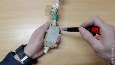 家里电热水器插头烧坏了怎么办?老电工告诉你维修方法