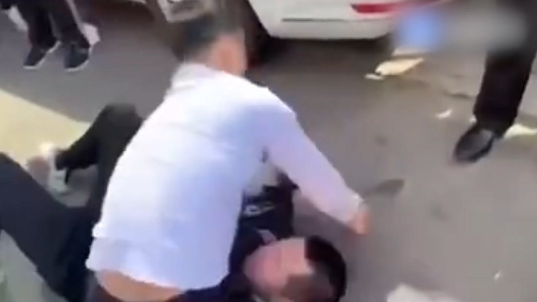 北京一男子载全家开车闯卡 不料防疫人员是散打冠军