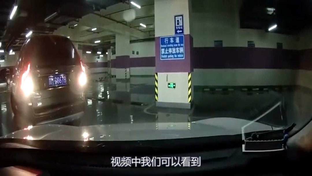 视频车停车,轿车不让路,鸣笛示意,遭“倒车撞车”!恶心!