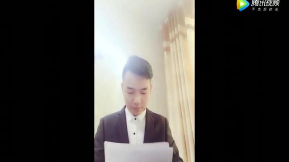 男子西装革履手持演讲稿,仅在一声尖叫之后瞬间转型