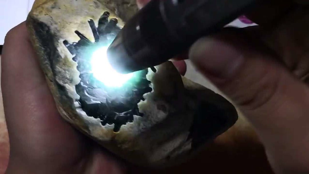 一块看似不起眼的翡翠原石,开窗后玩家激动地都要站不住了