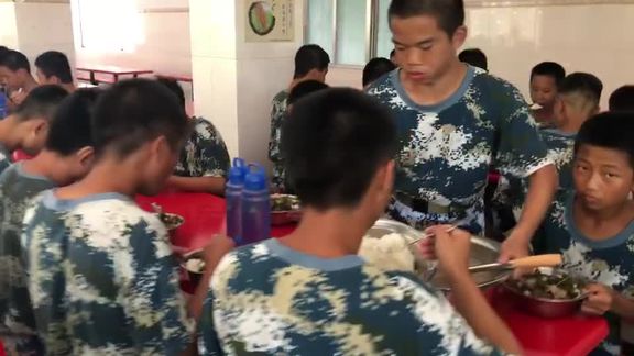 干饭人#记录校园生活 #迷彩服 #一对一心理辅导 #封闭学校